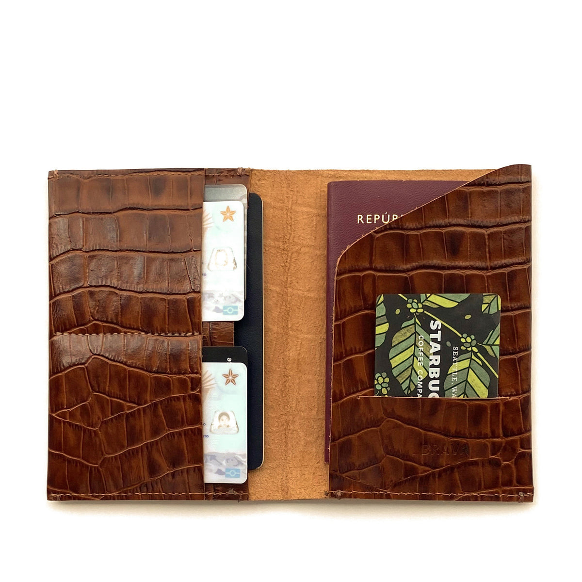 Portapasaporte de cuero modelo EDITH Caimán Café – _BRAVA